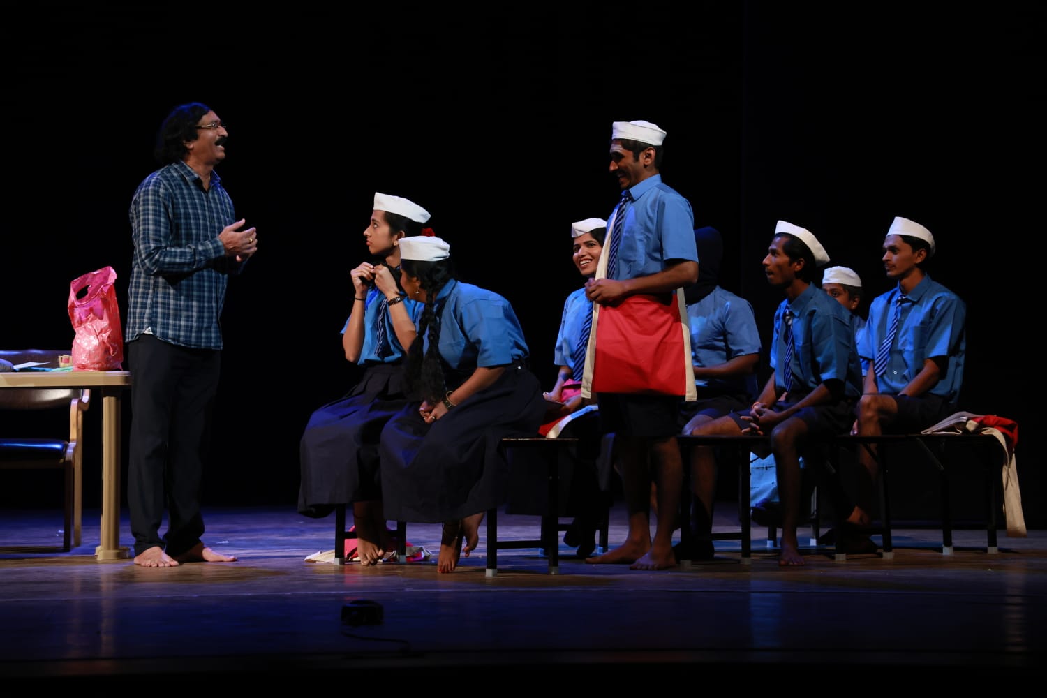 ಅಂತರಂಗ ಬಹಿರಂಗ ತಂಡದ ‘ಹಿಂಗ್ ಮಾಡಿದ್ರೆ ಹೇಗೆ?’ - ನಾಟಕ ವಿಮರ್ಶೆ - Roovari