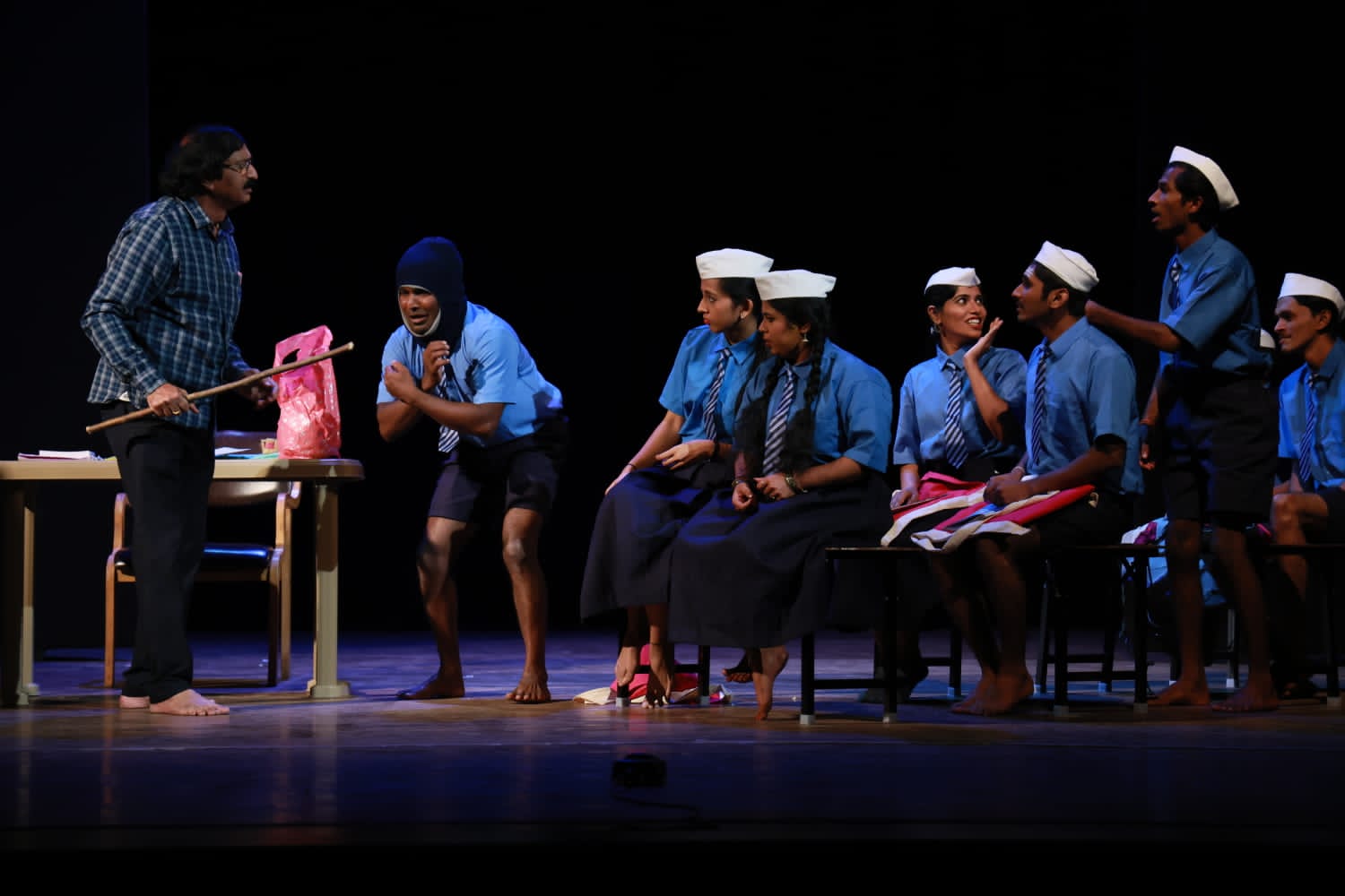 ಅಂತರಂಗ ಬಹಿರಂಗ ತಂಡದ ‘ಹಿಂಗ್ ಮಾಡಿದ್ರೆ ಹೇಗೆ?’ - ನಾಟಕ ವಿಮರ್ಶೆ - Roovari