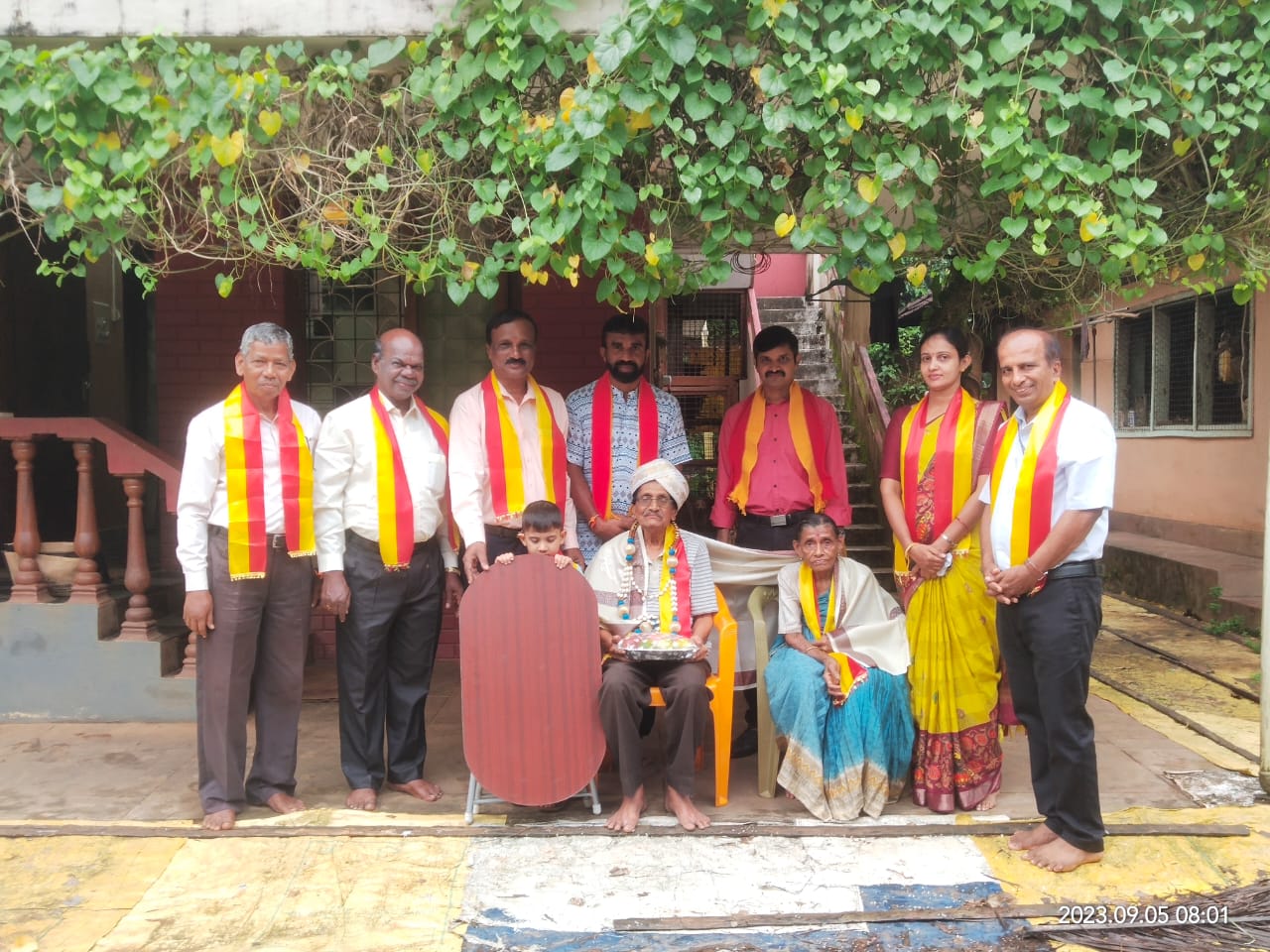 ಸುಳ್ಯ ಕಸಾಪದಿಂದ ಸಾಹಿತಿಗಳಾದ ಸುಬ್ರಾಯ ಚೊಕ್ಕಾಡಿ ಹಾಗೂ ಲಕ್ಷ್ಮೀಶ ಚೊಕ್ಕಾಡಿಯವರಿಗೆ ಸನ್ಮಾನ - Roovari