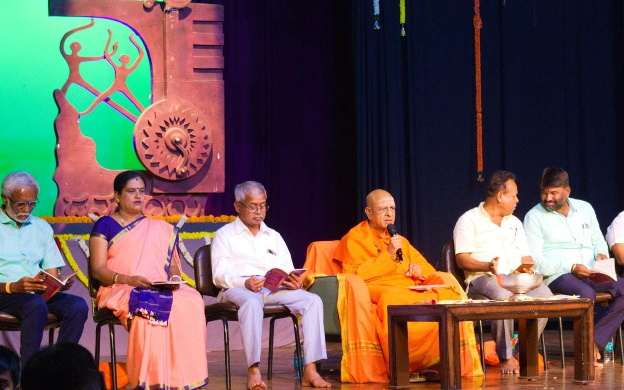 ಜನಪದರು ರಂಗಮಂದಿರದಲ್ಲಿ ‘ಜನಪದರು ಸಾಂಸ್ಕೃತಿಕ ವೇದಿಕೆ’ಯ ಅಮೃತ ಮಹೋತ್ಸವ - Roovari